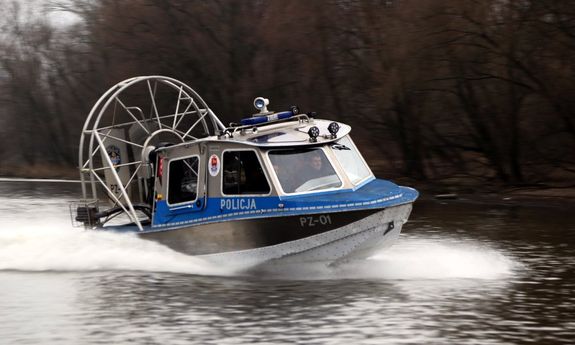 Patrol łodzią typu airboat - Policja.pl - Portal polskiej Policji