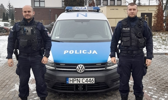 Policjanci uratowali życie mężczyzny, któremu groziło zamarznięcie - Policja.pl - Portal ...