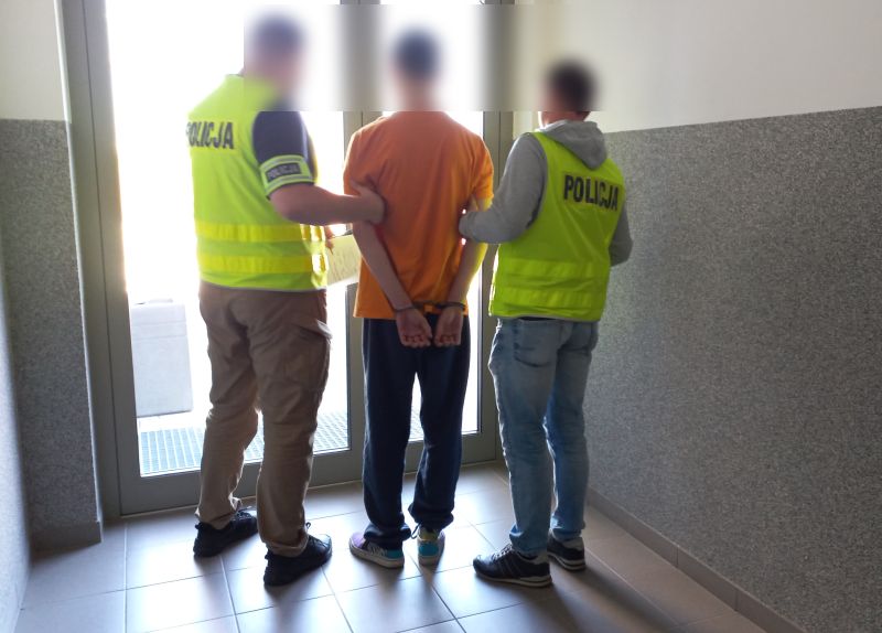 Nastoletni sprawcy rozboju zatrzymani. Decyzją sądów na 3 miesiące 17-latkowie trafili do ...