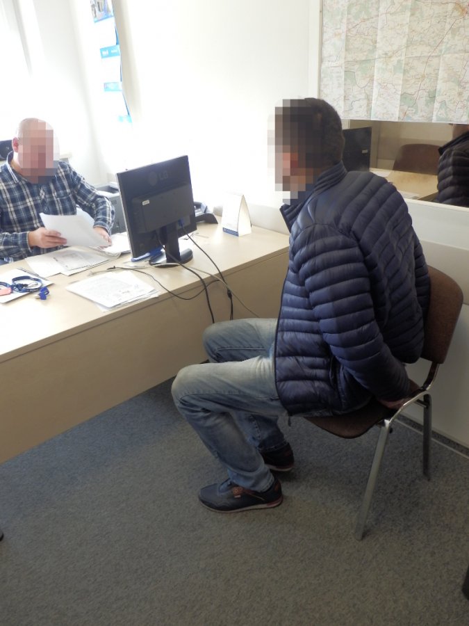 Zatrzymany kurier zaangażowany w oszustwo „na policjanta” - Policja.pl ... Zatrzymany kurier zaangażowany w oszustwo „na policjanta” - Policja.pl ...